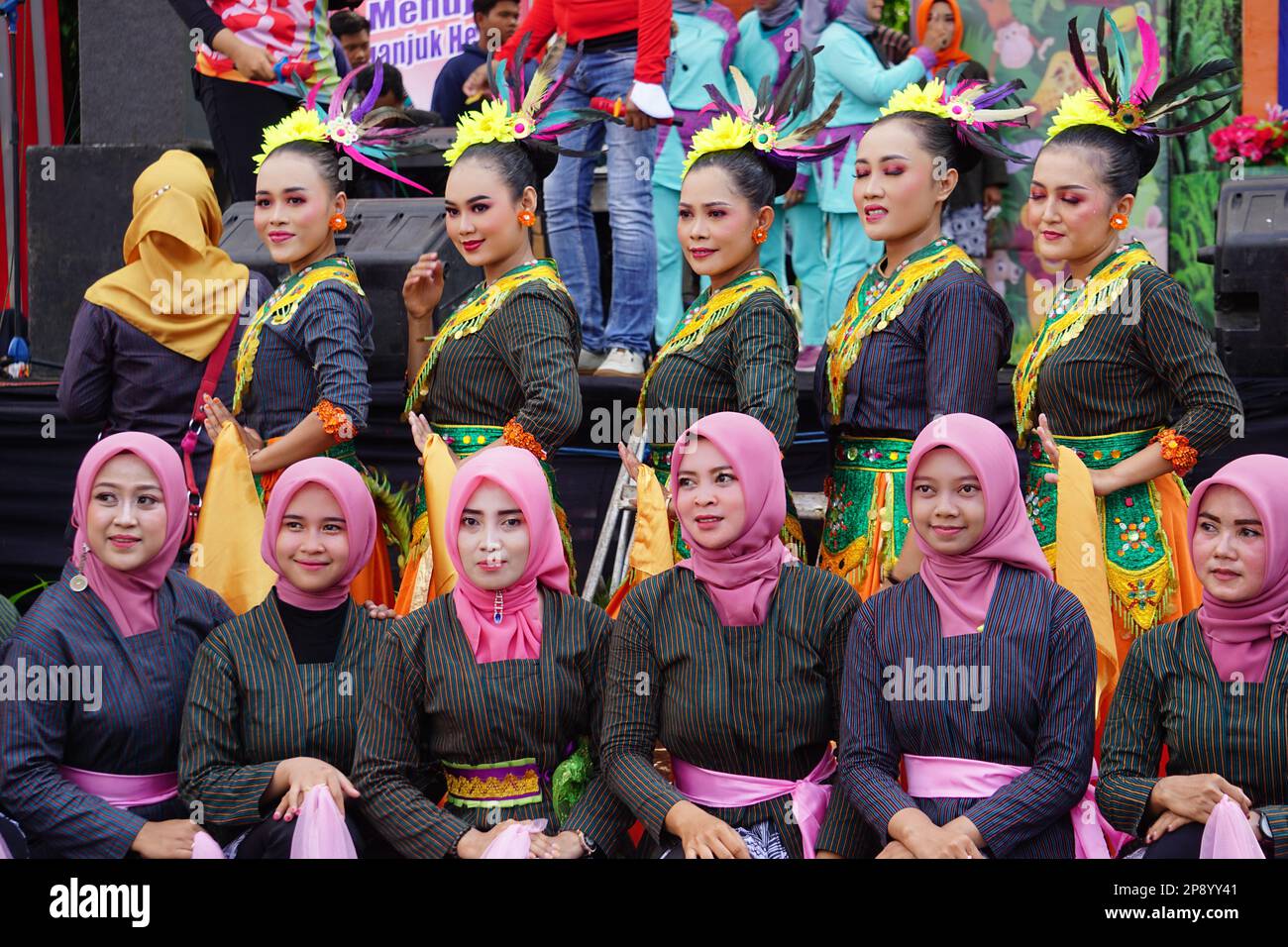 Indonesian do a flash mob traditional dance to celebrate national ...