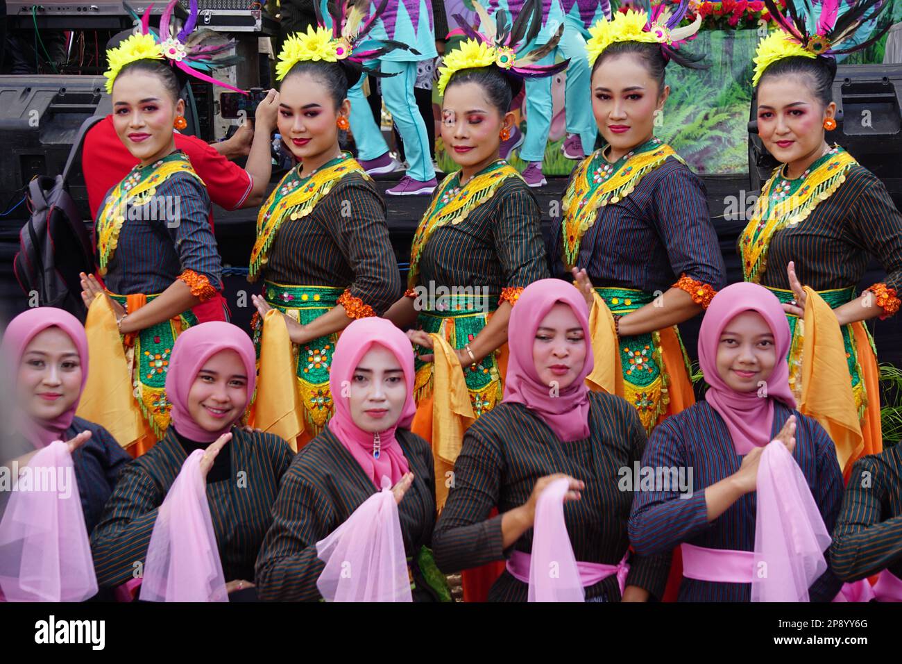 Indonesian do a flash mob traditional dance to celebrate national ...