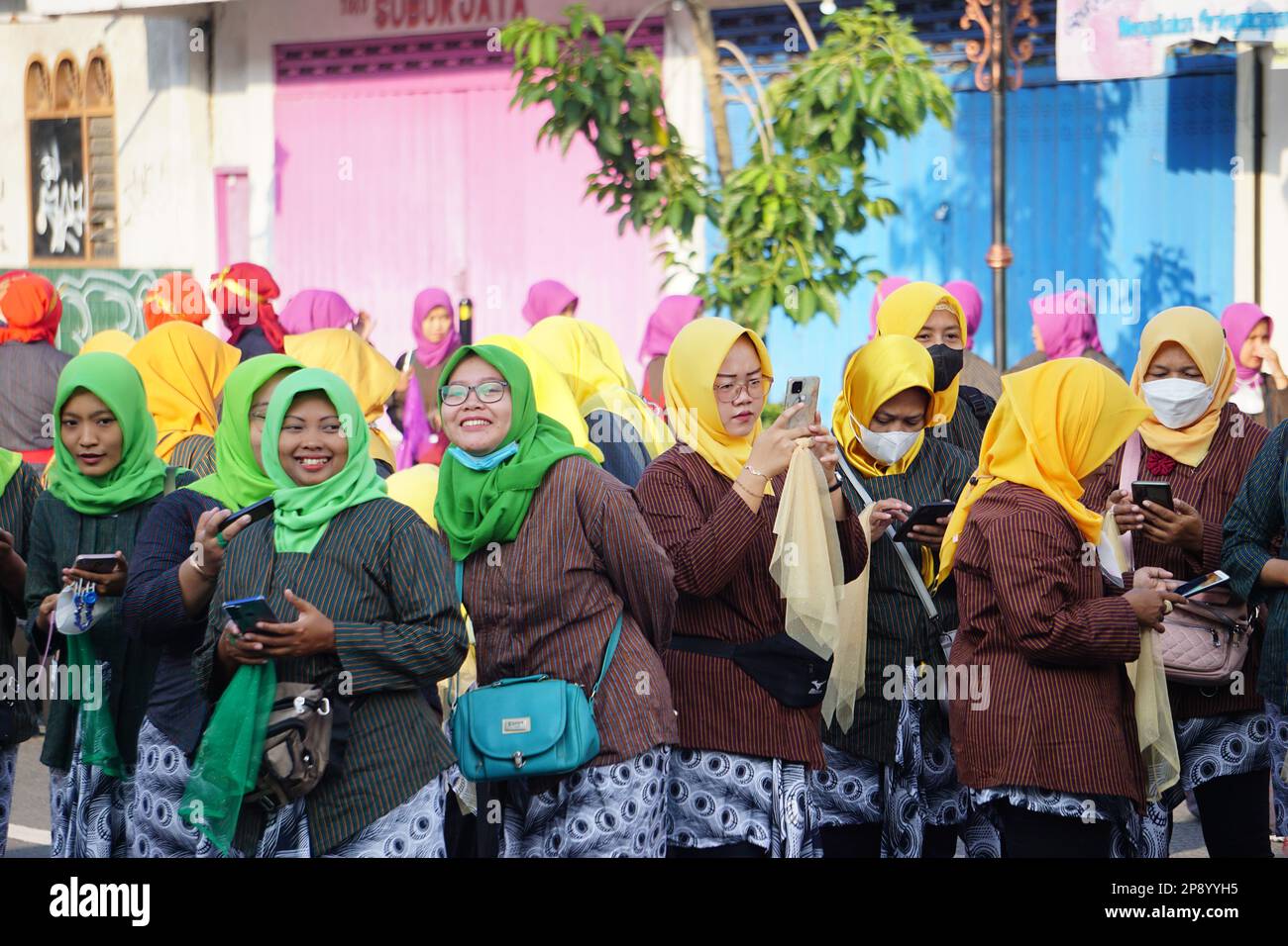 Indonesian do a flash mob traditional dance to celebrate national ...
