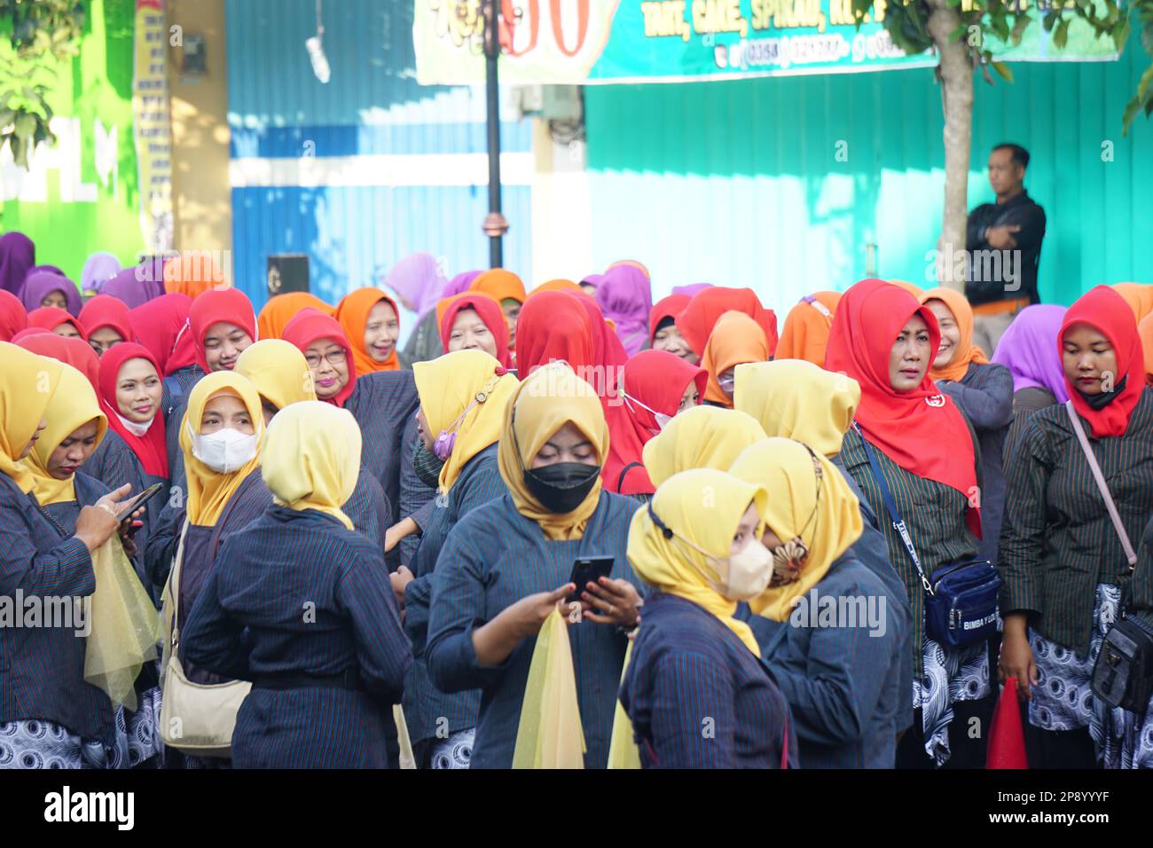 Indonesian do a flash mob traditional dance to celebrate national ...