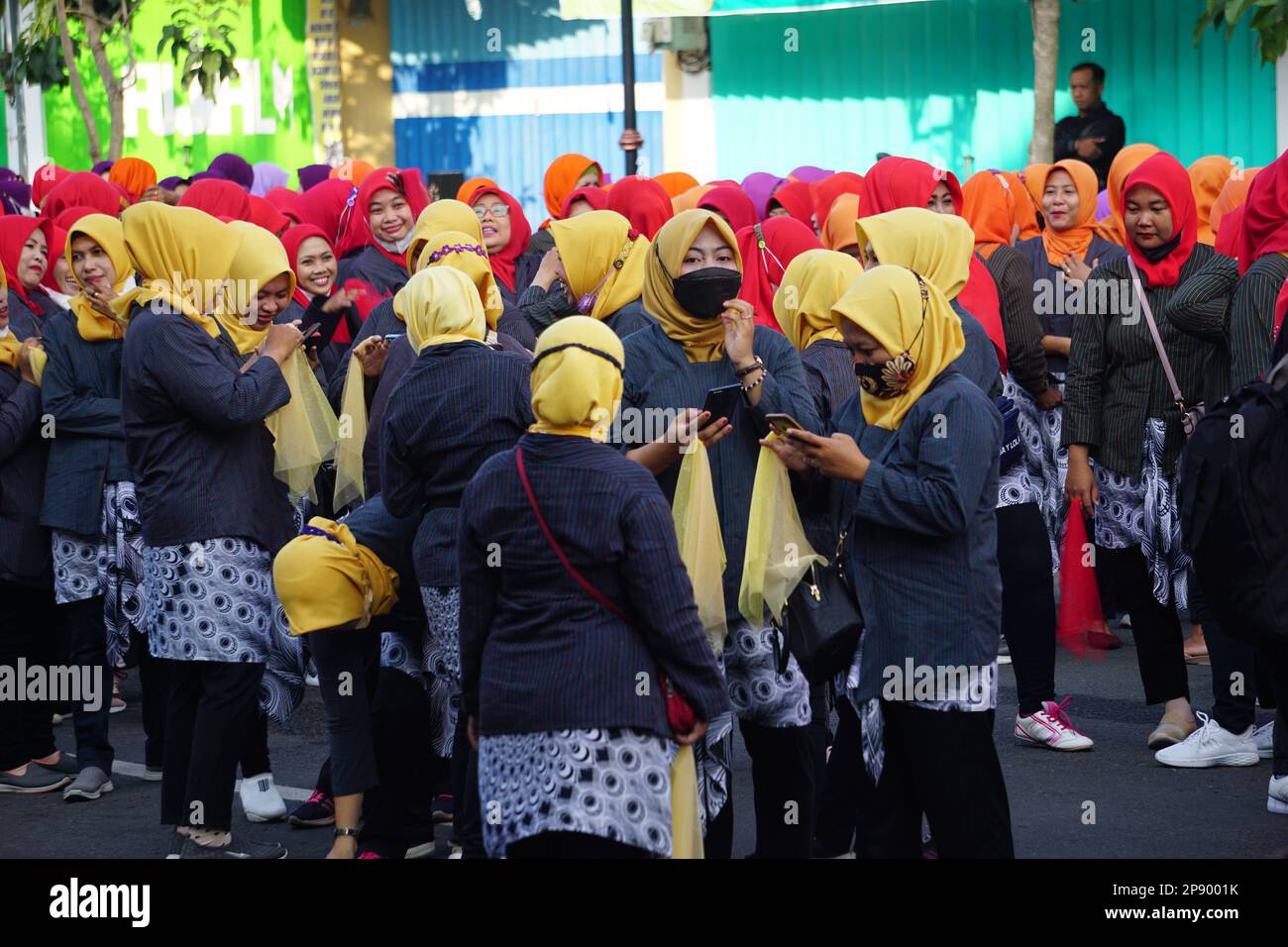 Indonesian do a flash mob traditional dance to celebrate national ...