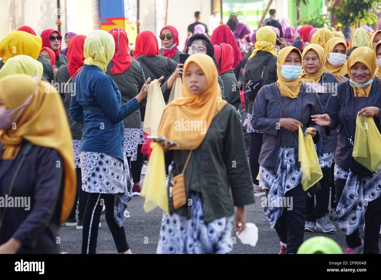 Indonesian do a flash mob traditional dance to celebrate national ...