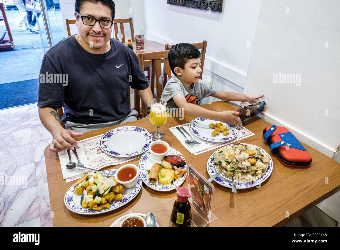 Family dining out mexico hi-res stock photography and images - Alamy