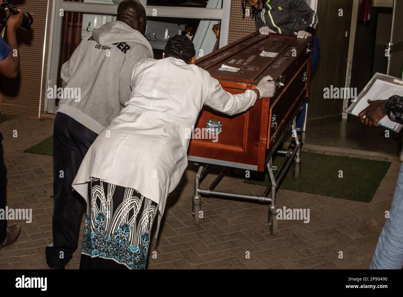 Female body in morgue hi-res stock photography and images - Alamy