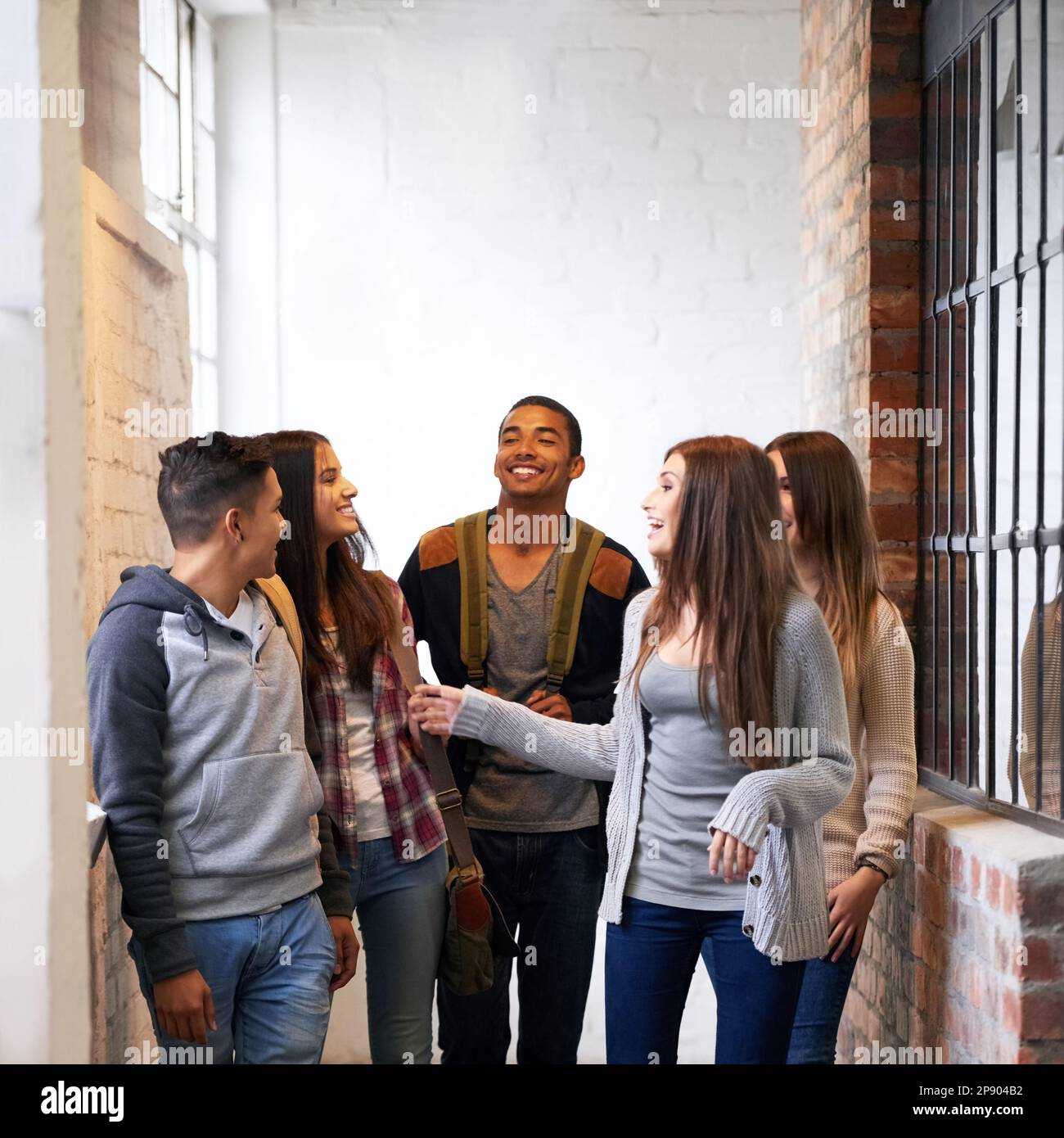 Campus socializing hi-res stock photography and images - Alamy