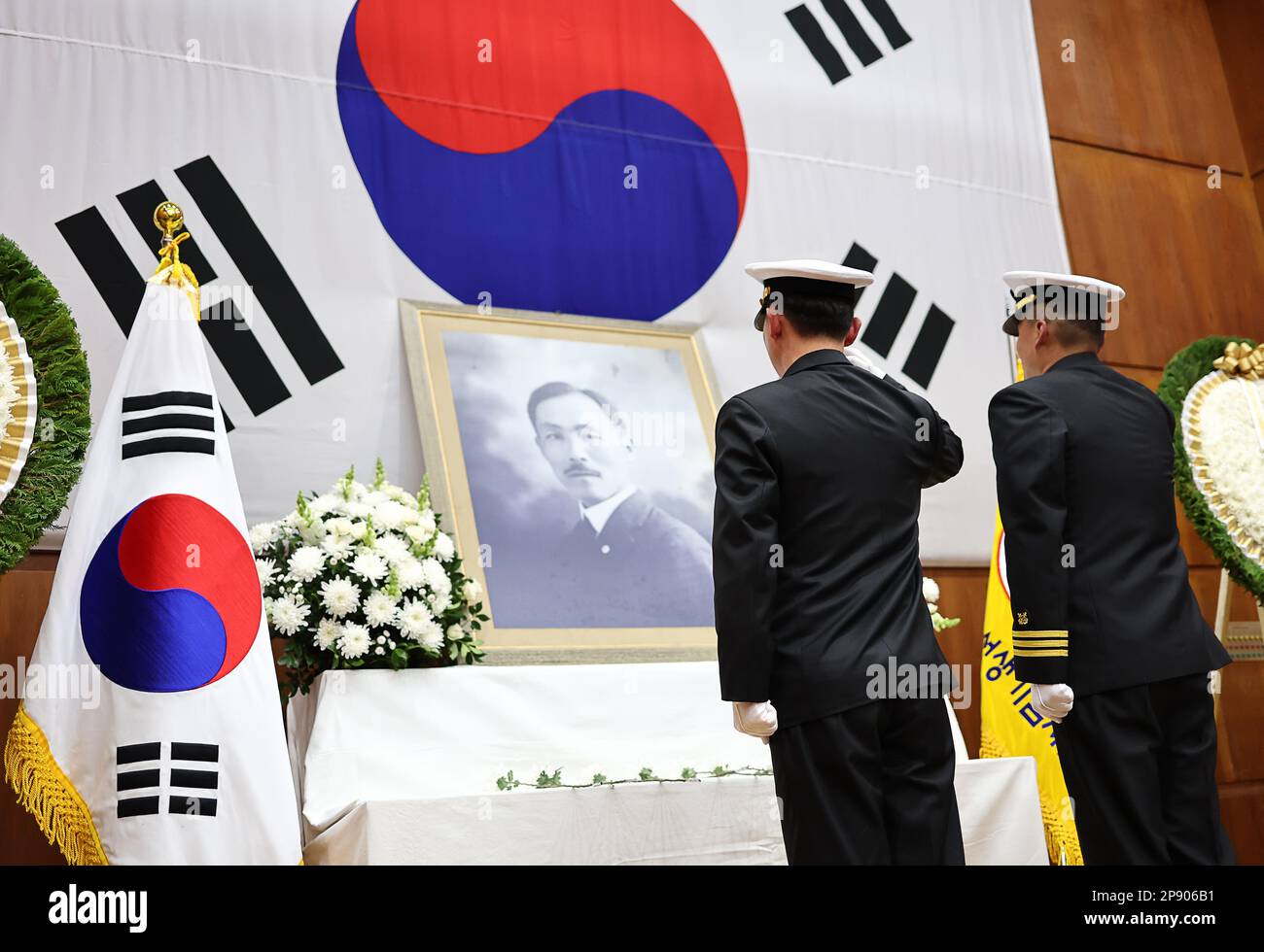 Memorial for Korean independence fighter Lee Hee-kwang (R), commander ...