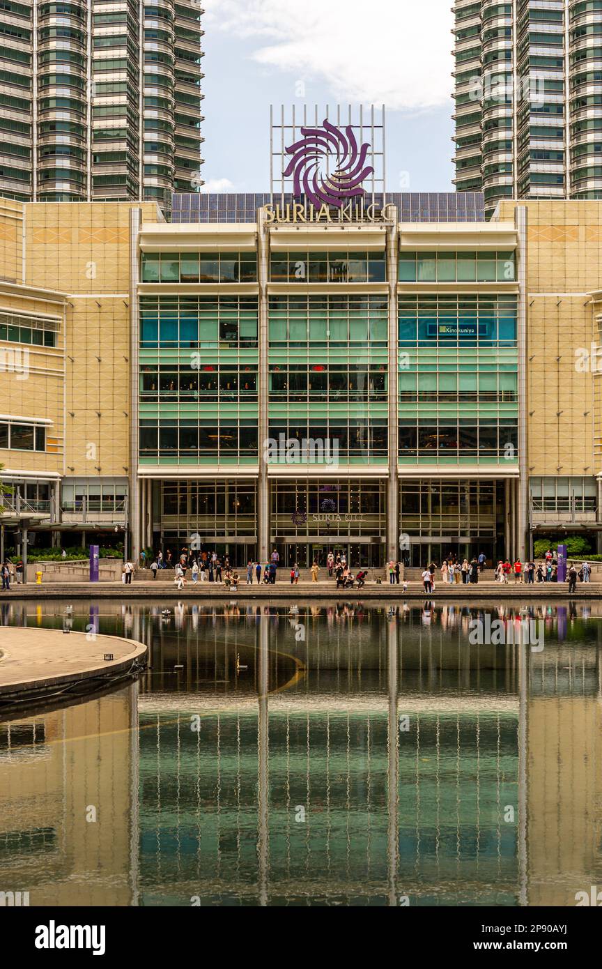 Front entrance of the Suria KLCC shopping mall with Simfoni Lake in the ...