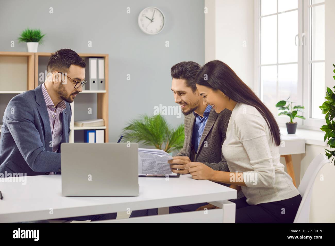 Lawyer and client negotiating hi-res stock photography and images - Alamy