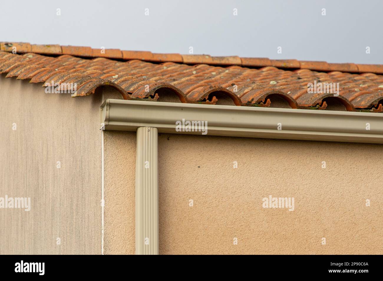 beige edge of roof gutter edge of shingles Stock Photo - Alamy