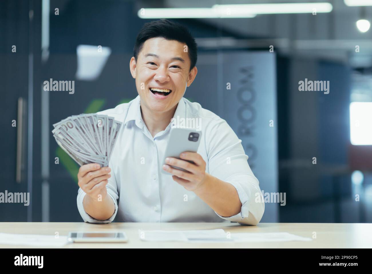 Trader showing man his mobile phone hi-res stock photography and images ...