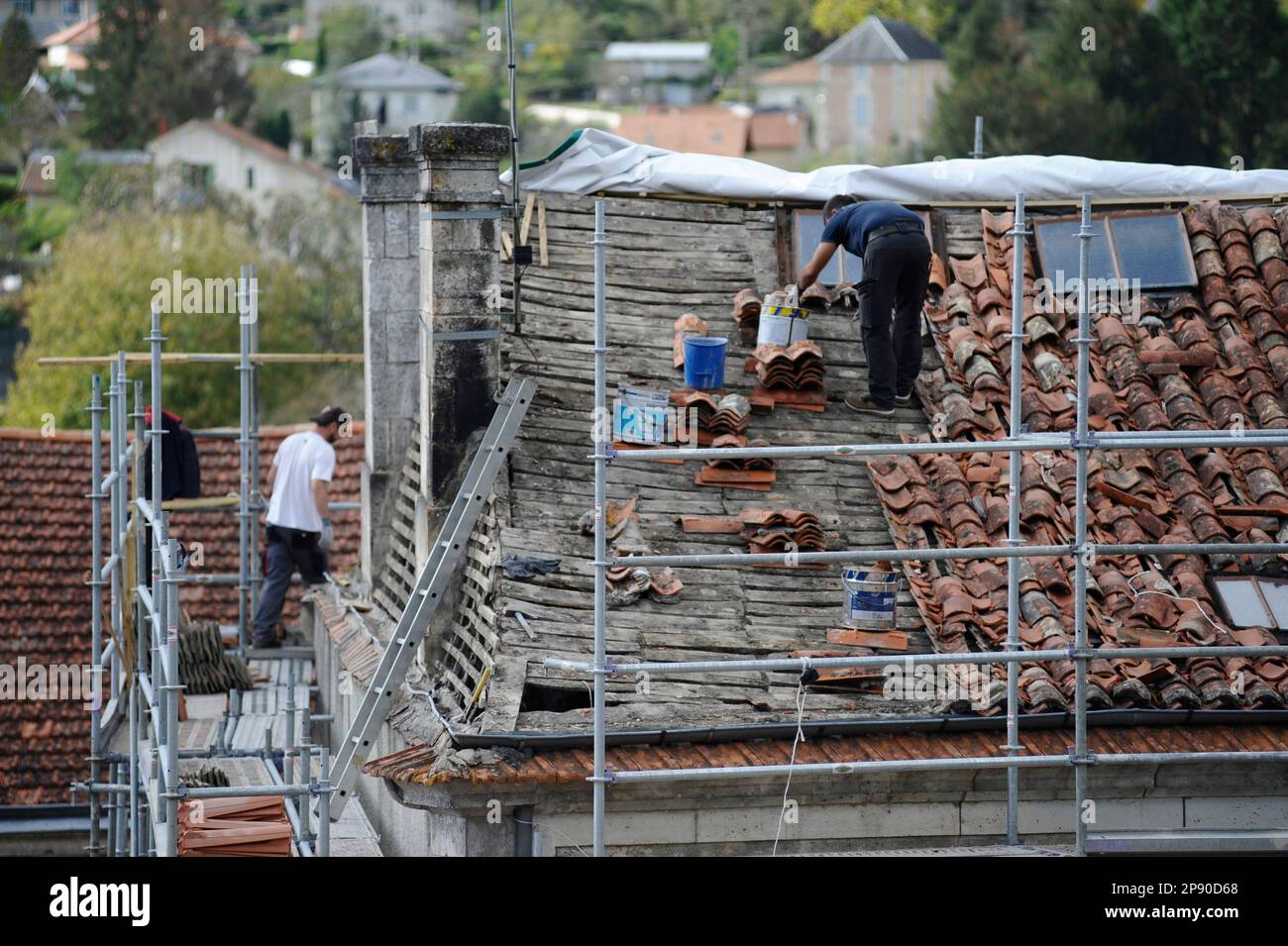ROOFERS AT WORK - RIBÉRAC DORDOGNE AQUITAINE FRANCE 2022-2023 ...