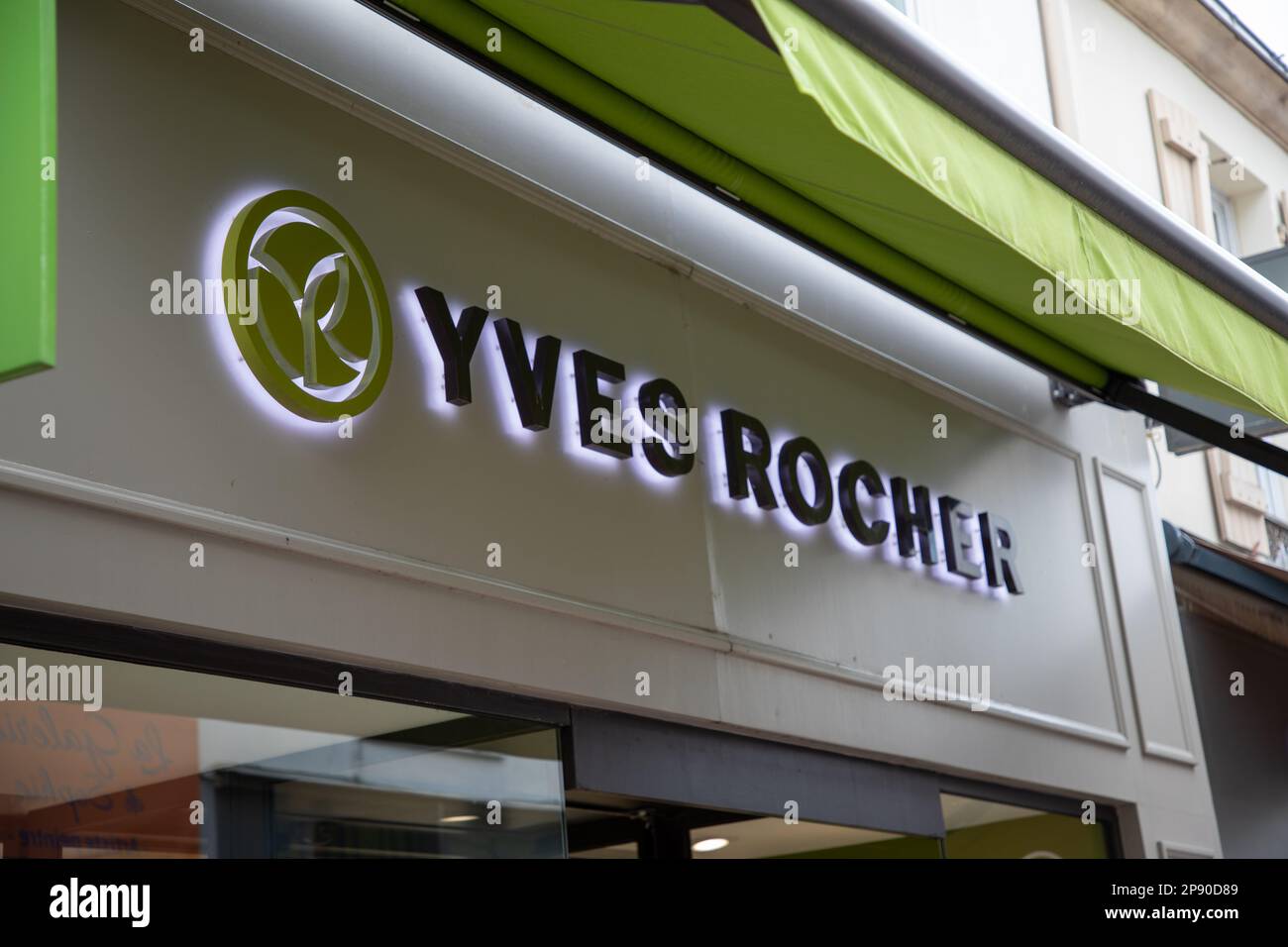 Bordeaux , Aquitaine France - 02 25 2023 : Yves Rocher logo text green ...