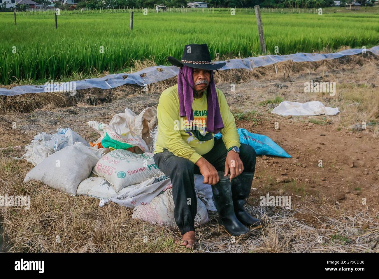Teresa, Rizal, Philippines. 10th Mar, 2023. Filipino farmer works on a ...