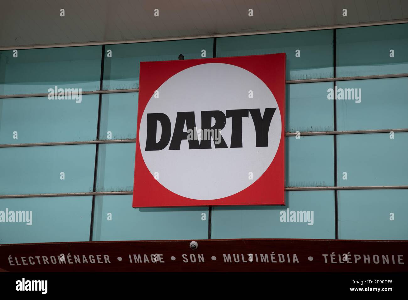 Bordeaux , Aquitaine France - 02 27 2023 : Darty logo text and brand ...