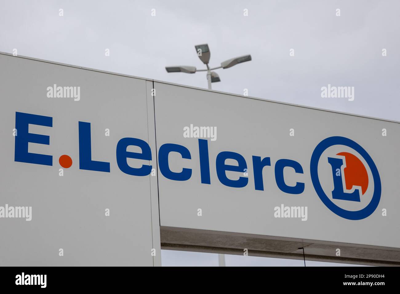Leclerc supermarket logo hi-res stock photography and images - Alamy