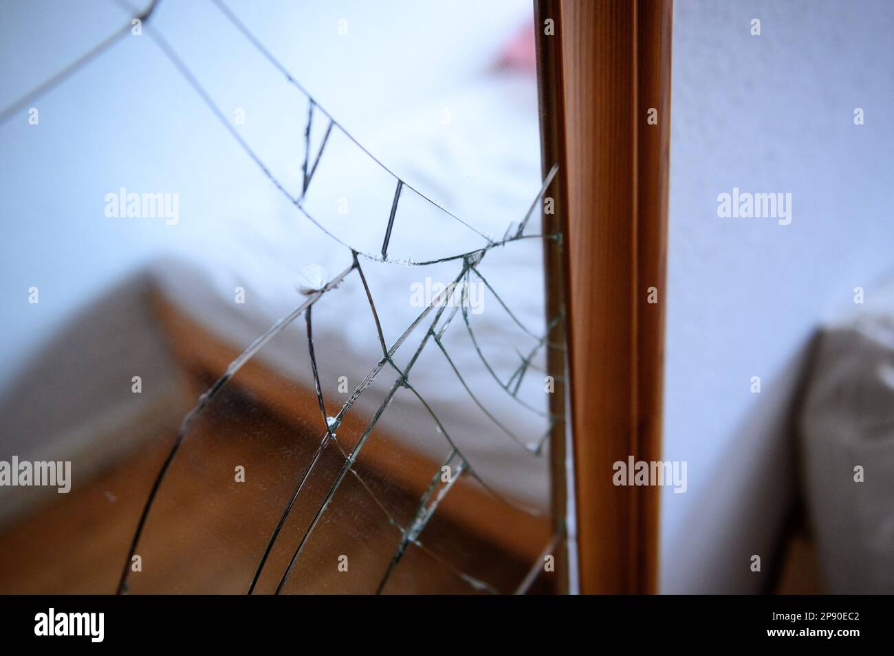 Cracked mirror bedroom hi-res stock photography and images - Alamy
