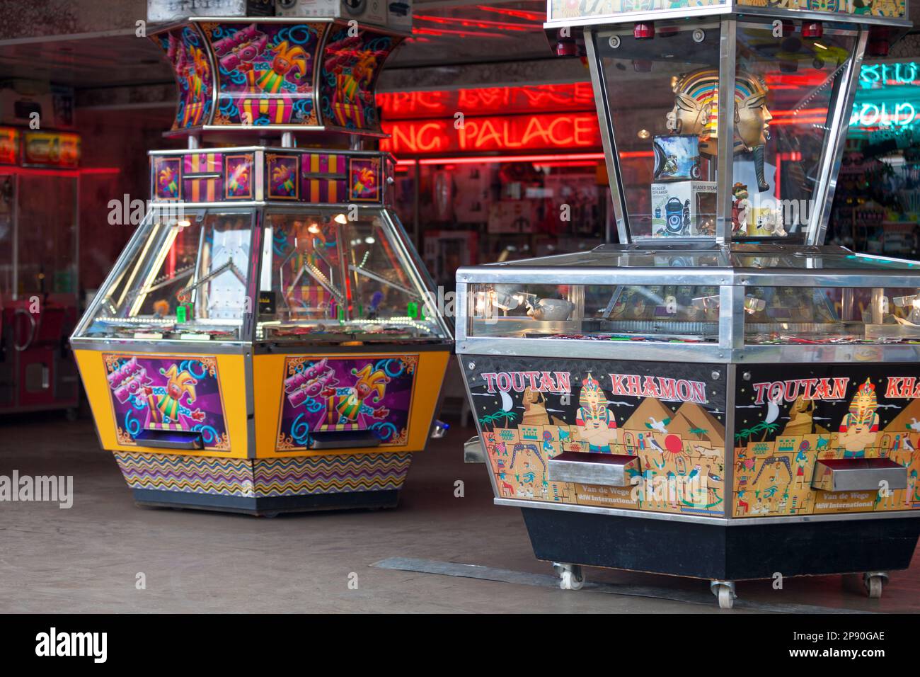 Penny falls arcade machine hi-res stock photography and images - Alamy
