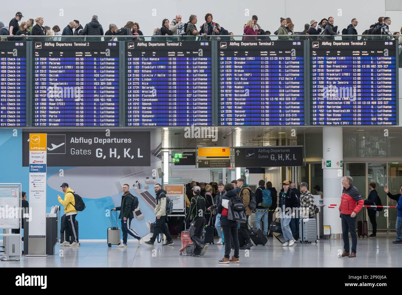 10 March 2023, Bavaria, München-Flughafen: Passengers queue up behind ...