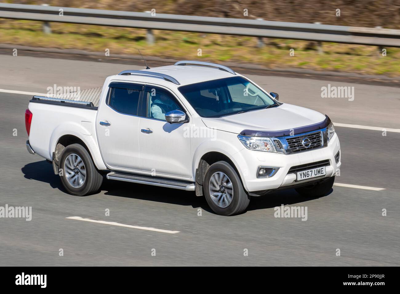 White nissan navara hi-res stock photography and images - Alamy