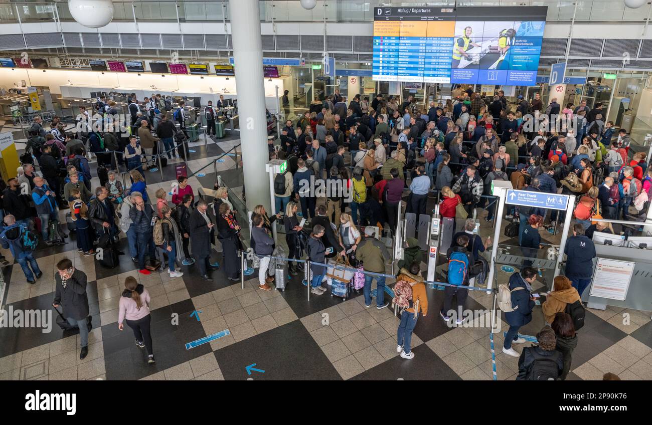 10 March 2023, Bavaria, München-Flughafen: Passengers queue in the ...