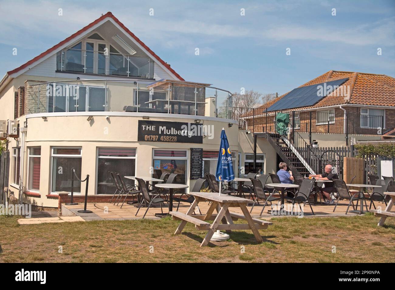 LITTLESTONE ON SEA FRONT MULBERRY PUB KENT Stock Photo - Alamy