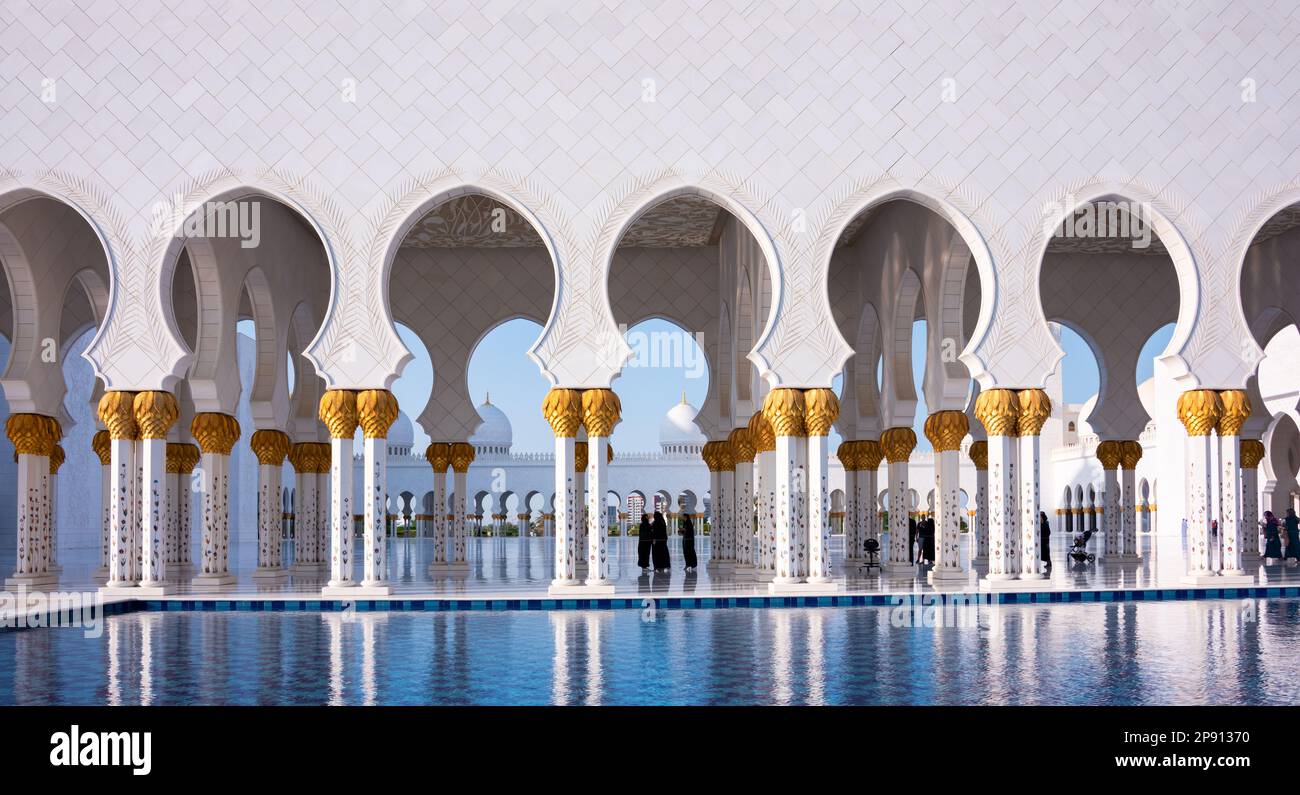 Sheikh Zayed Grand Mosque of white marble in Abu Dhabi city, UAE Stock ...
