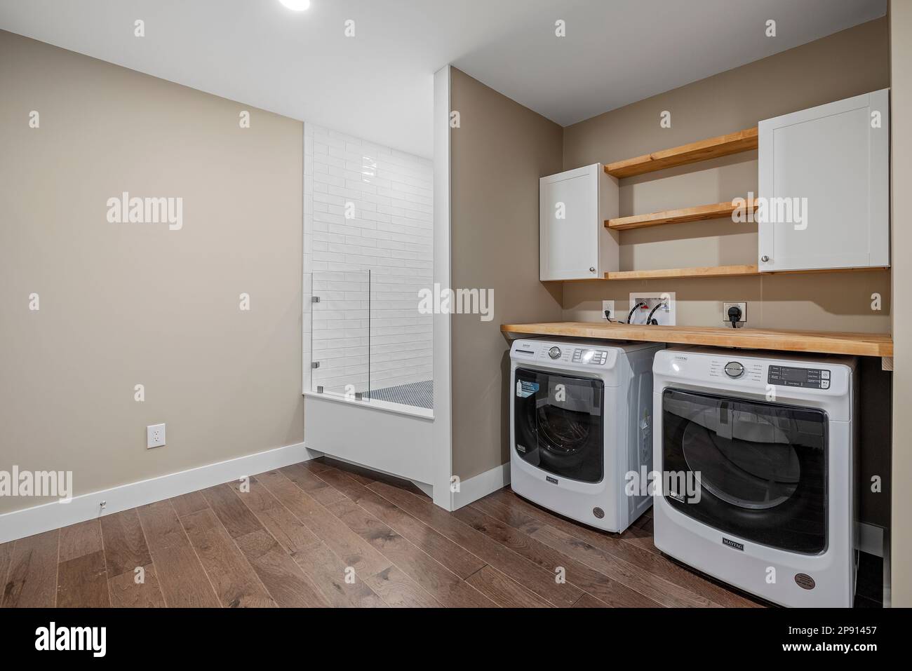 Laundry and dryer combo hi-res stock photography and images - Alamy