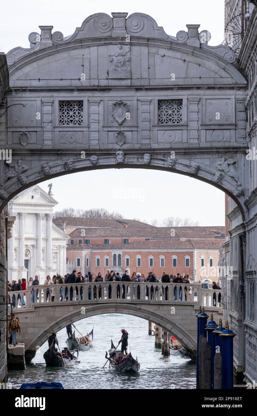 Gondoliers paddle their gondolas under the Ponte dei Sospiri (Bridge of ...