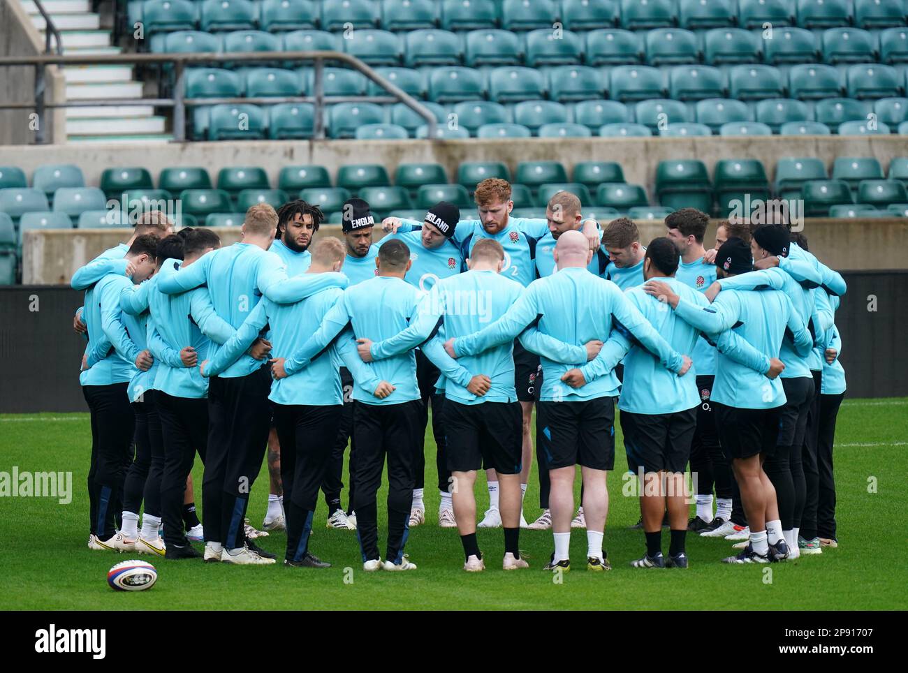 Group huddle in rugby hi-res stock photography and images - Alamy