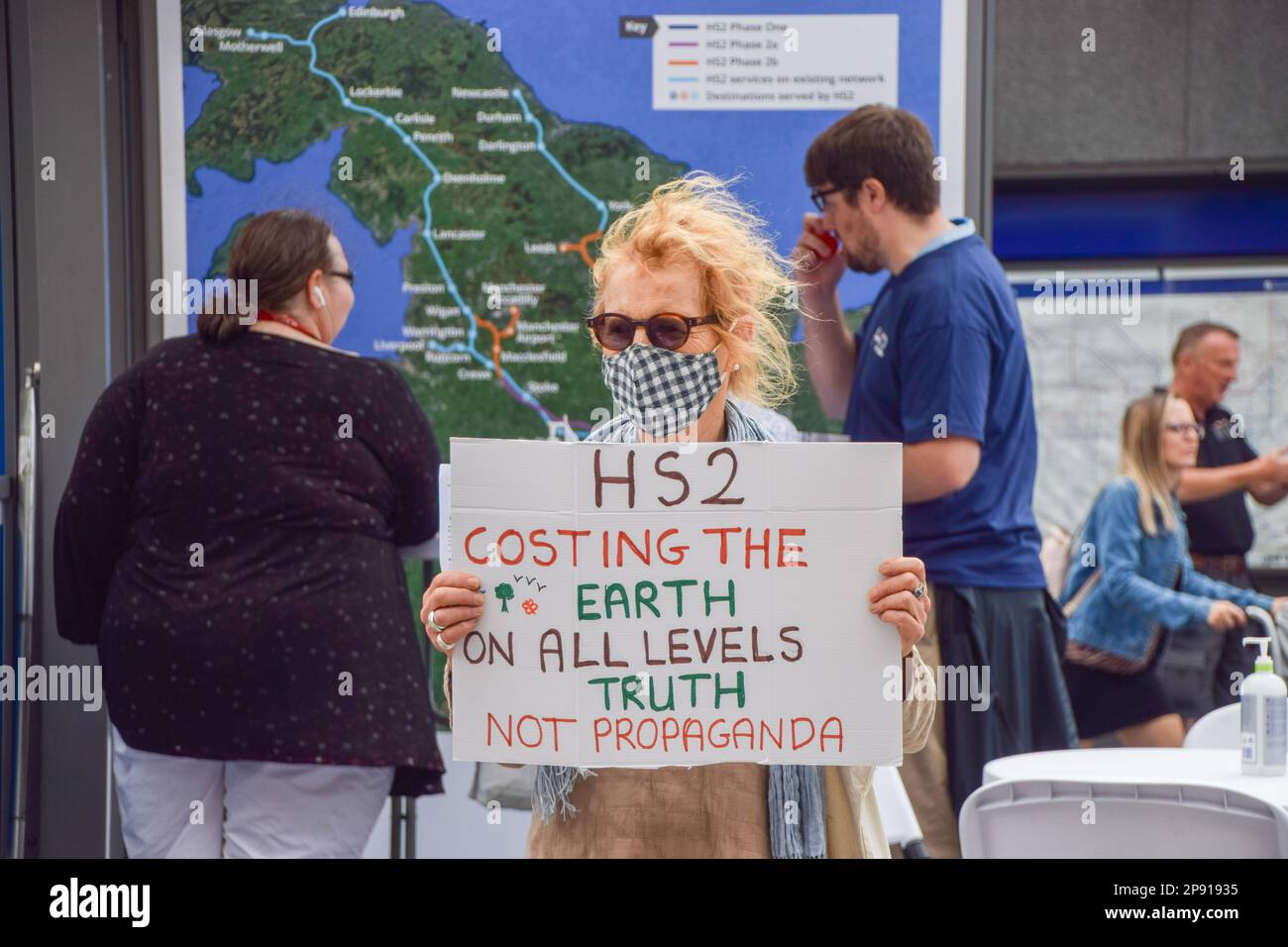 London, United Kingdom. 5th Aug, 2021. Activists gathered outside King ...