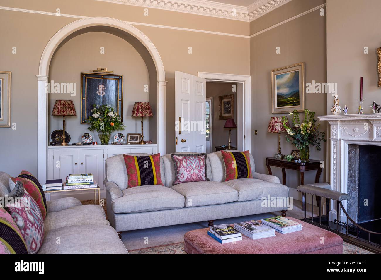 Recessed arch hi-res stock photography and images - Alamy