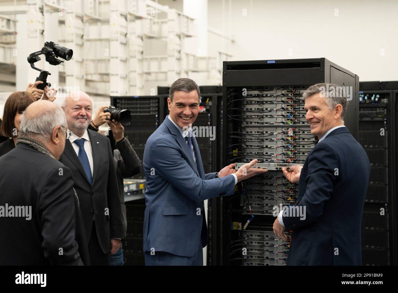 The President of the Government, Pedro Sánchez (c), and the Director of ...