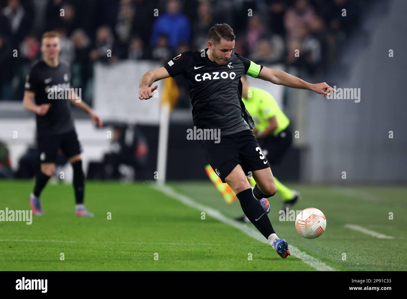 Christian Gunter of Sc Freiburg controls the ball during the Uefa ...