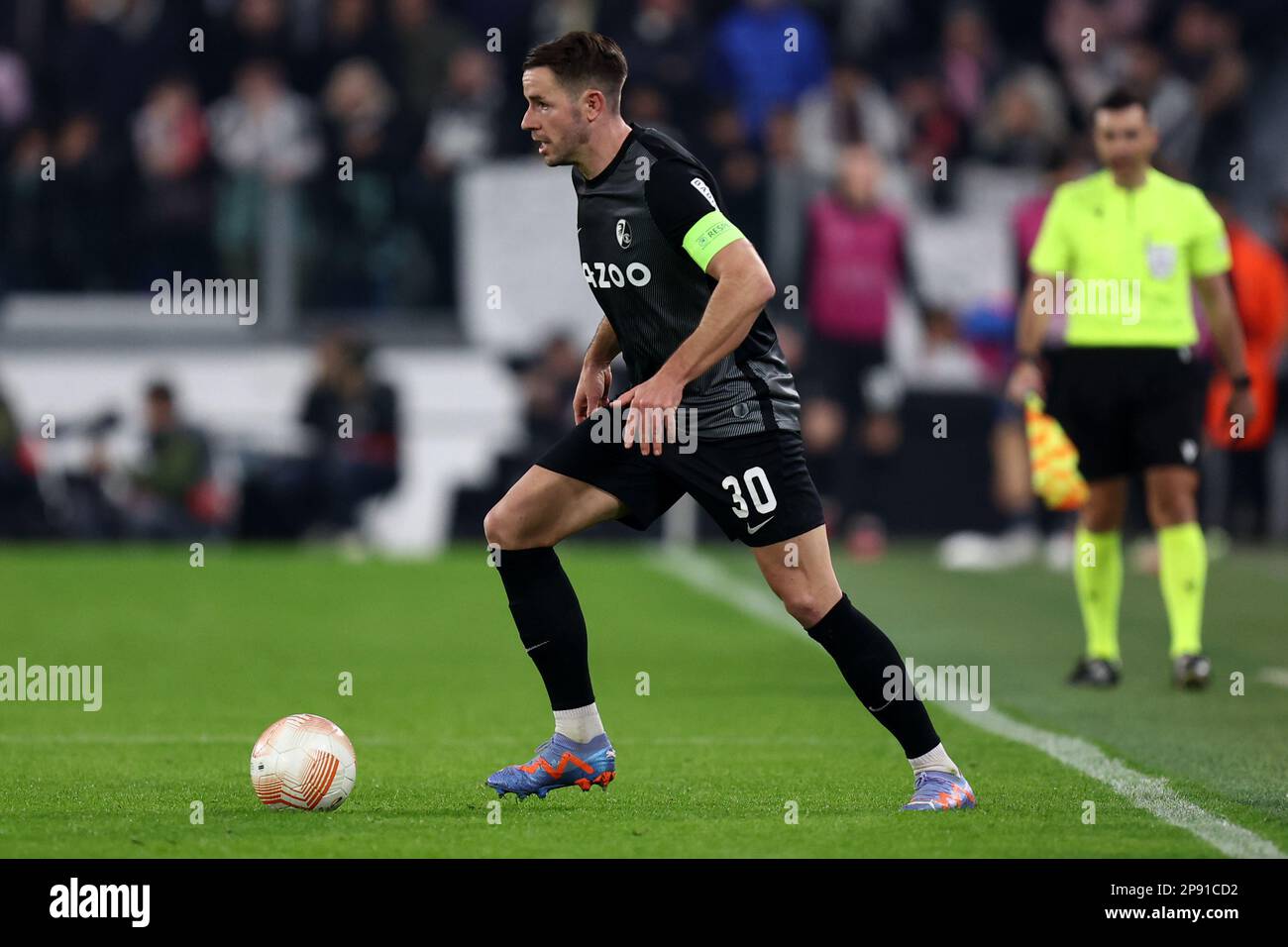 Christian Gunter of Sc Freiburg controls the ball during the Uefa ...