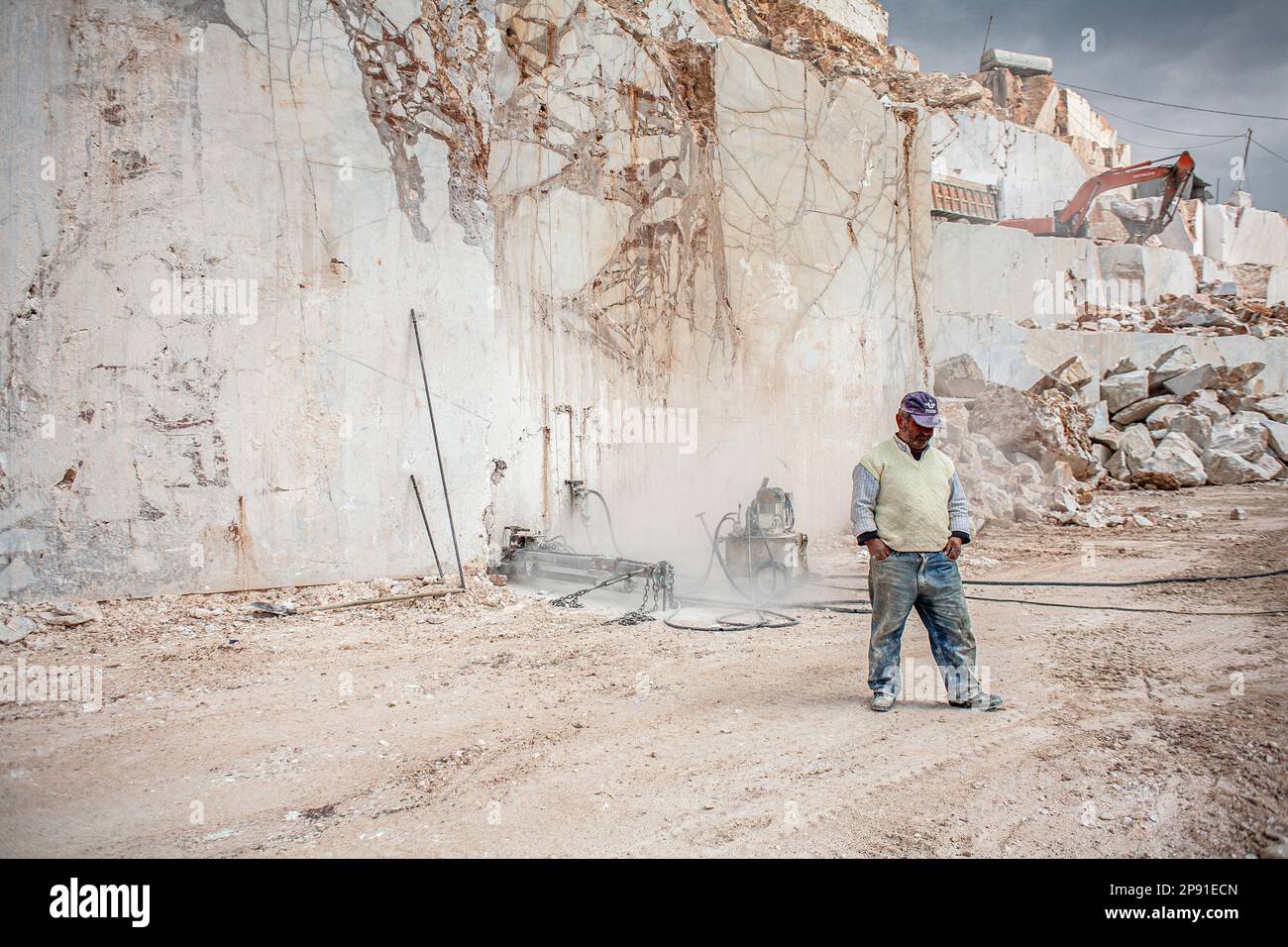 A worker starts the cutting machine and waits. The quarries at ...