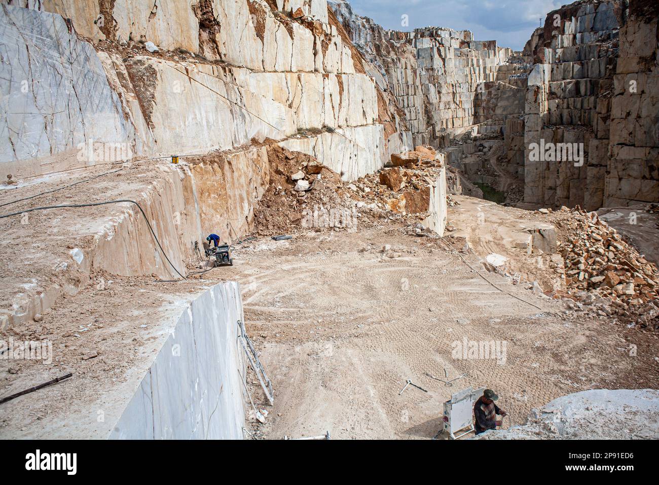 The work progresses parallel to the floor. The quarries at Iscehisar ...