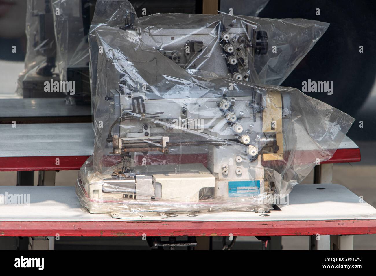 Sewing machine machines shop hi-res stock photography and images - Alamy