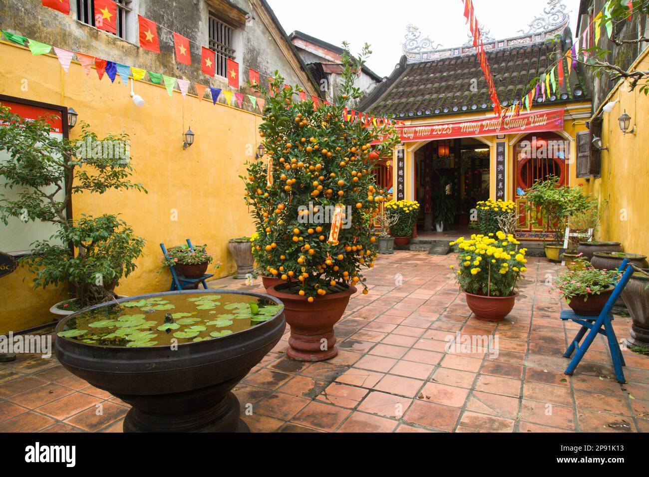 Mieu hy hoa temple hi-res stock photography and images - Alamy