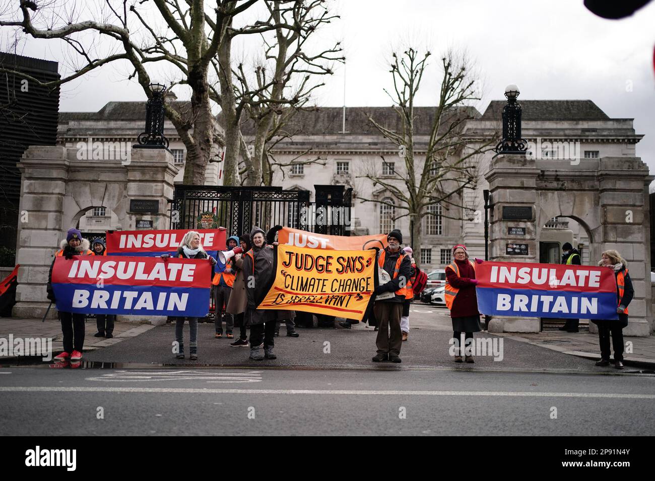 Insulate Britain supporters protest outsie Inner London Crown Court ...