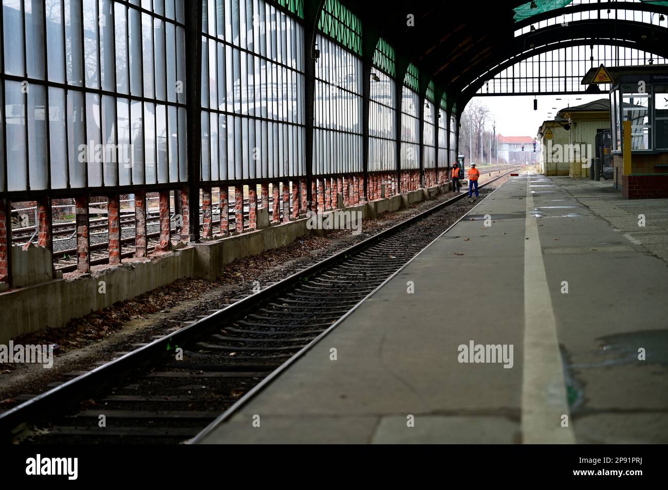 Bahnsteiggleisen hi-res stock photography and images - Alamy
