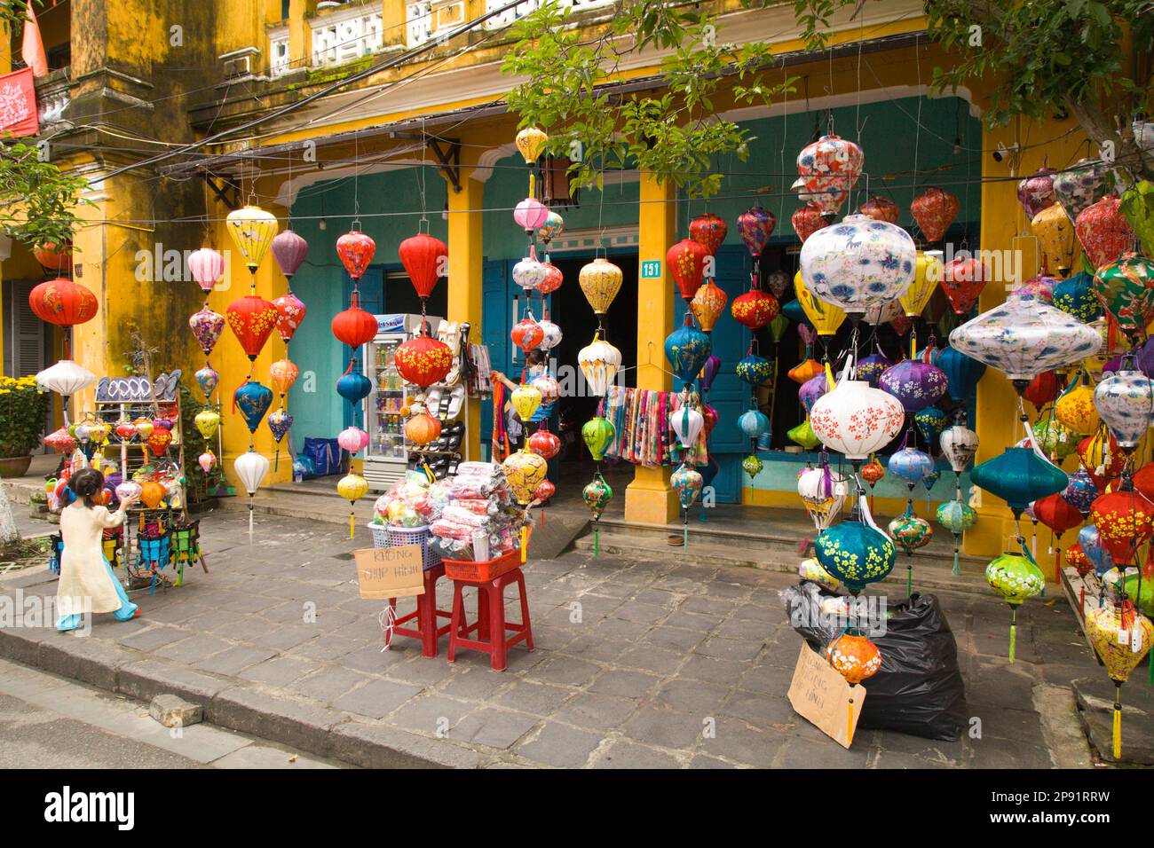 Vietnam, Hoi An, street scene, lamp shop Stock Photo - Alamy