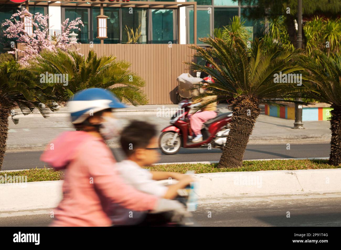 Child in motion hi-res stock photography and images - Alamy