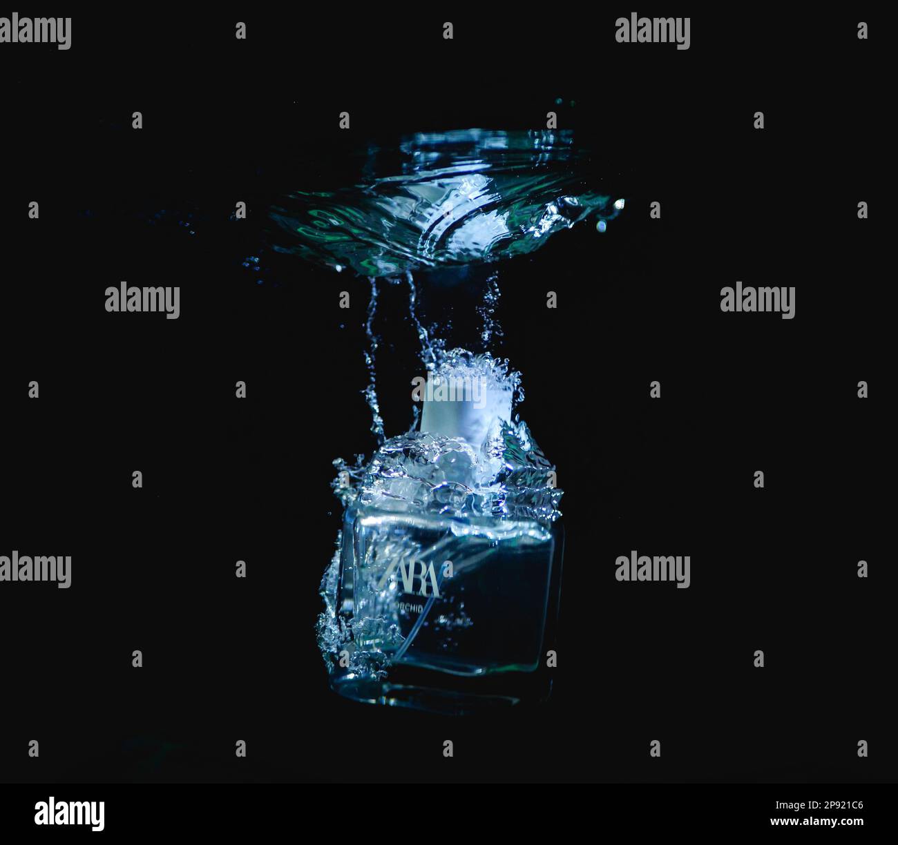 Underwater shot of bottle drowning in water tank Stock Photo - Alamy