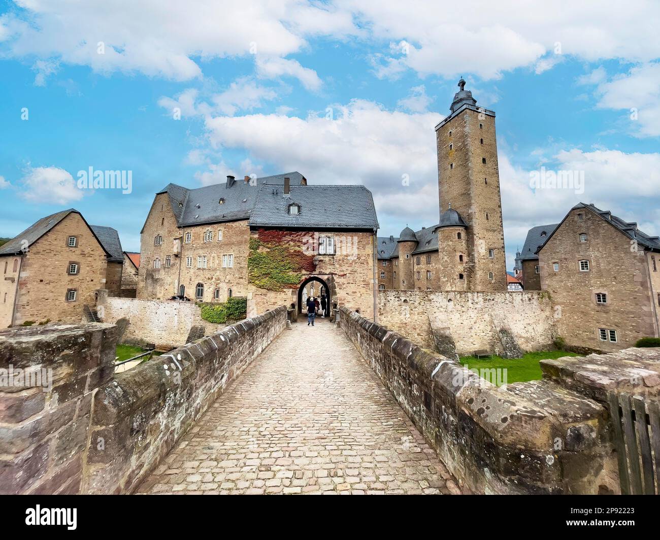 Entrance bridge over moat hi-res stock photography and images - Alamy