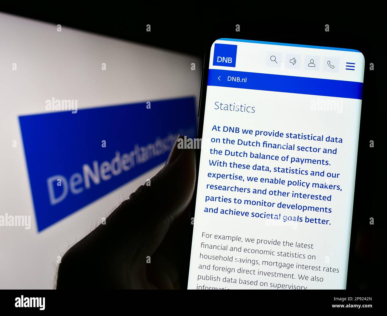 Person holding smartphone with web page of Dutch central bank De ...