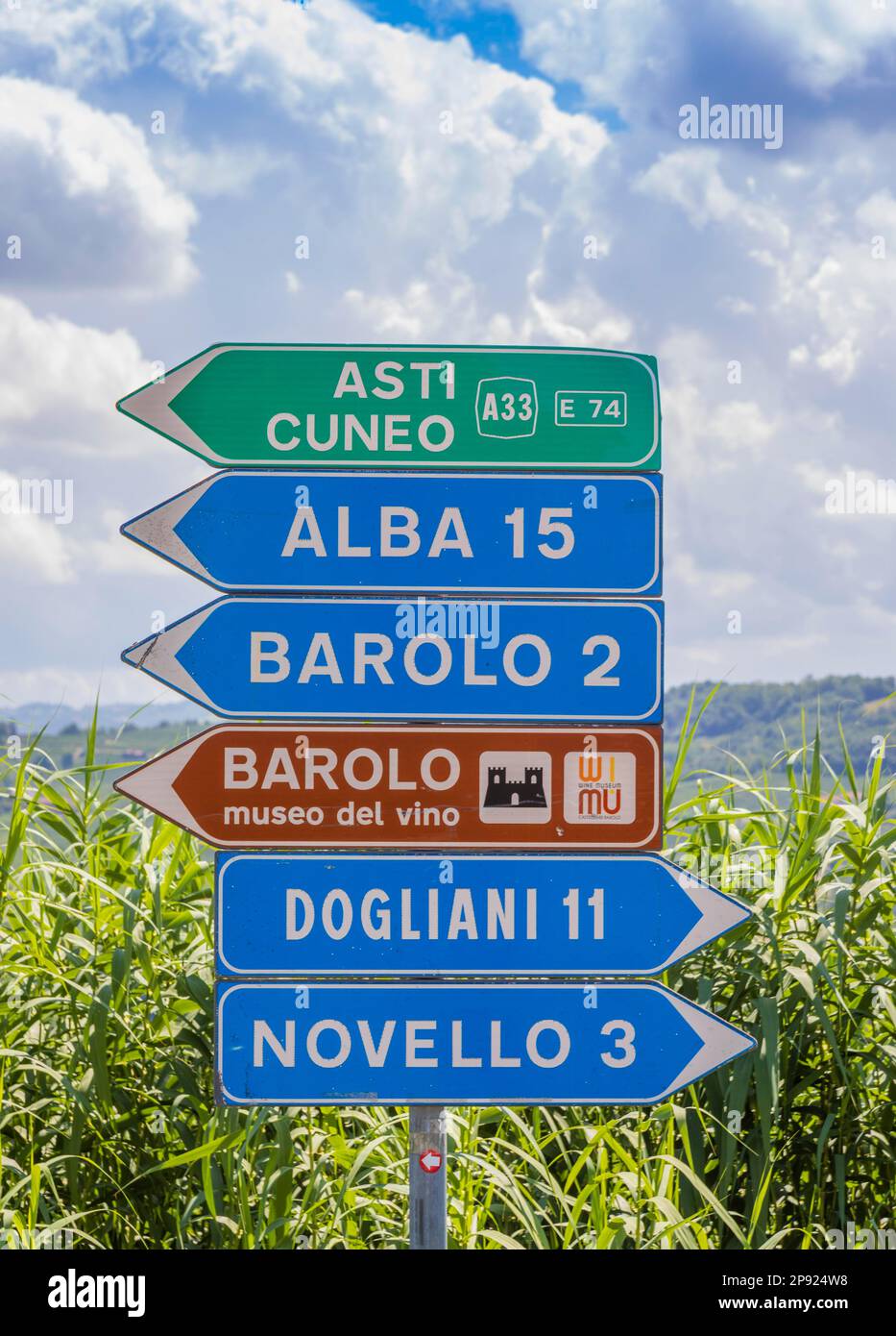 Village road sign hi-res stock photography and images - Alamy