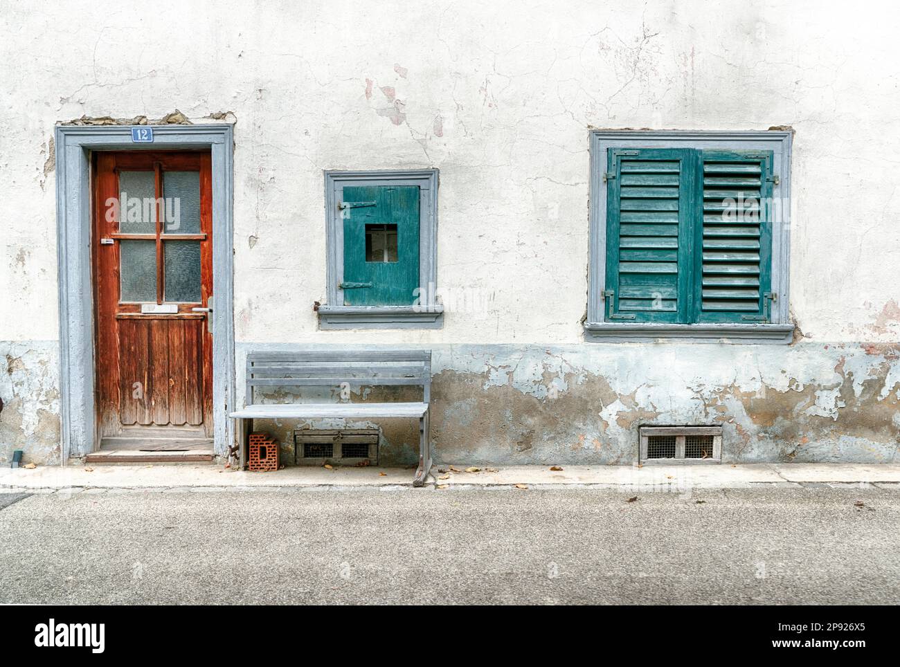 Faded wooden house hi-res stock photography and images - Alamy