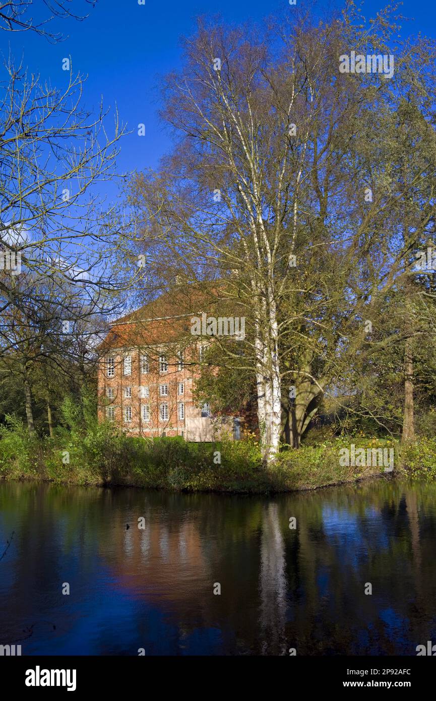 Schoenebeck Castle in Bremen Vegesack Water reflection and autumn ...