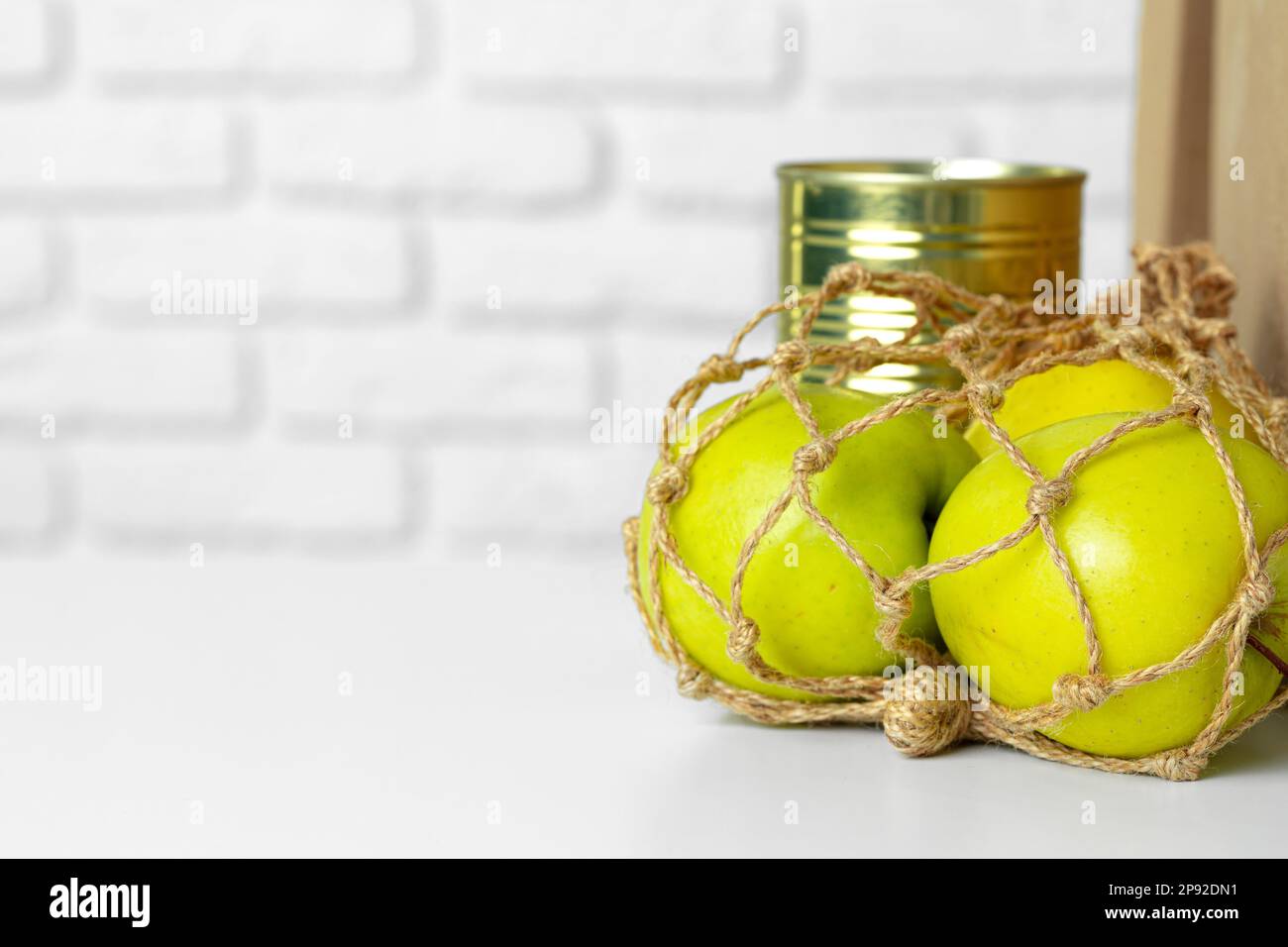 Apples hanging string hi-res stock photography and images - Alamy Apples hanging string hi-res stock photography and images - Alamy