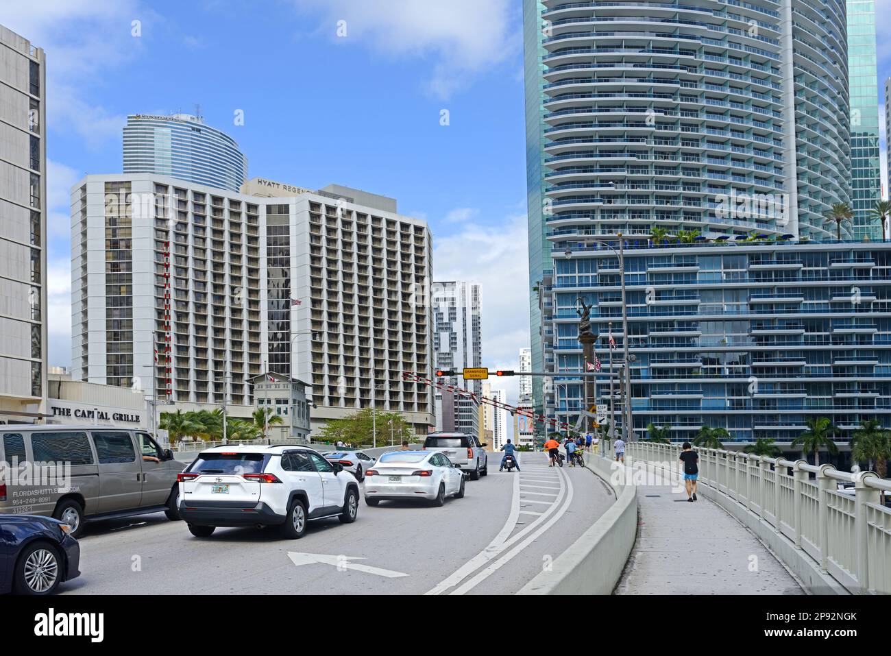 Brickell Avenue Bridge, bascule bridge over Miami River against ...